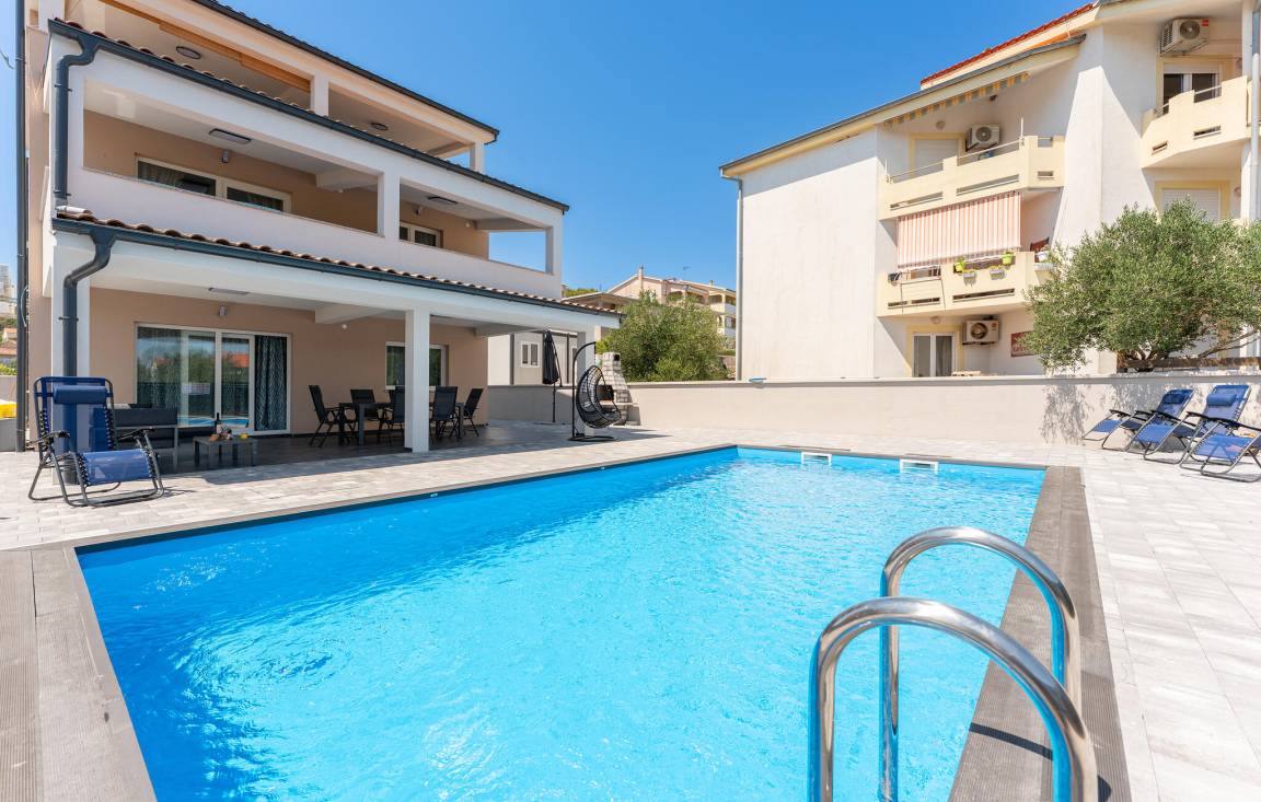 200 M² House ∙ 5 Bedrooms ∙ 10 Guests - Sukošan