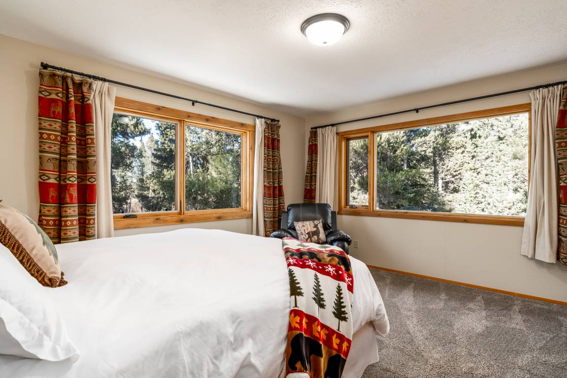 223 M² Cabin ∙ 4 Bedrooms ∙ 12 Guests - West Yellowstone, MT