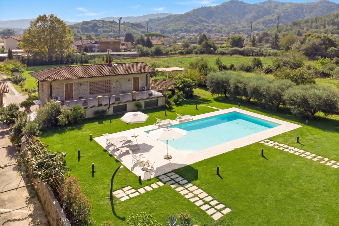 72 M² House ∙ 2 Bedrooms ∙ 4 Guests - Pietrasanta