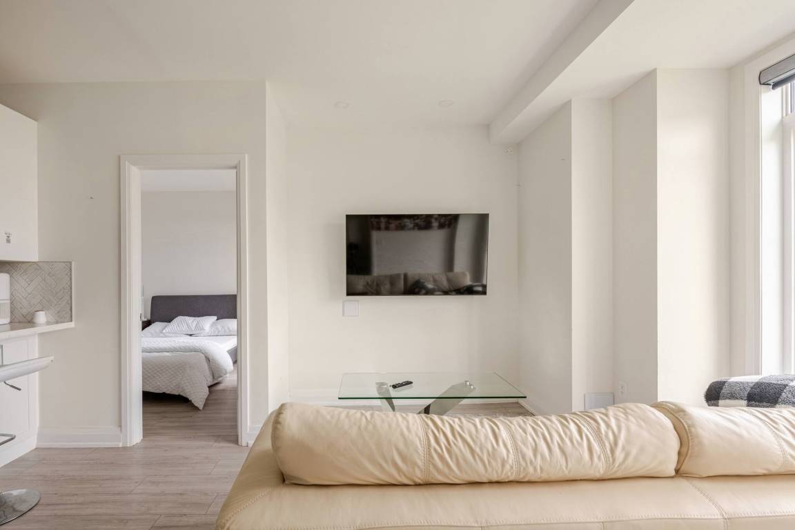 Apartment ∙ 2 Bedrooms ∙ 4 Guests - Oakville