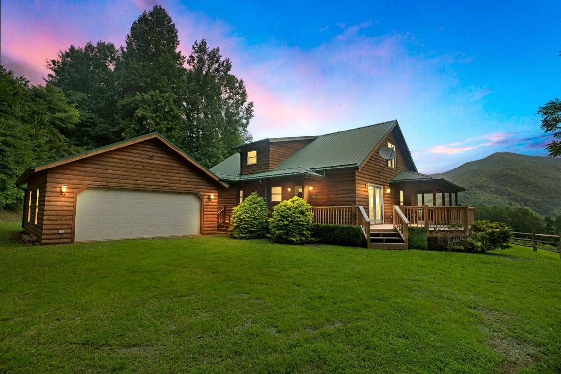 House ∙ 3 Bedrooms ∙ 8 Guests - Roan Mountain, TN