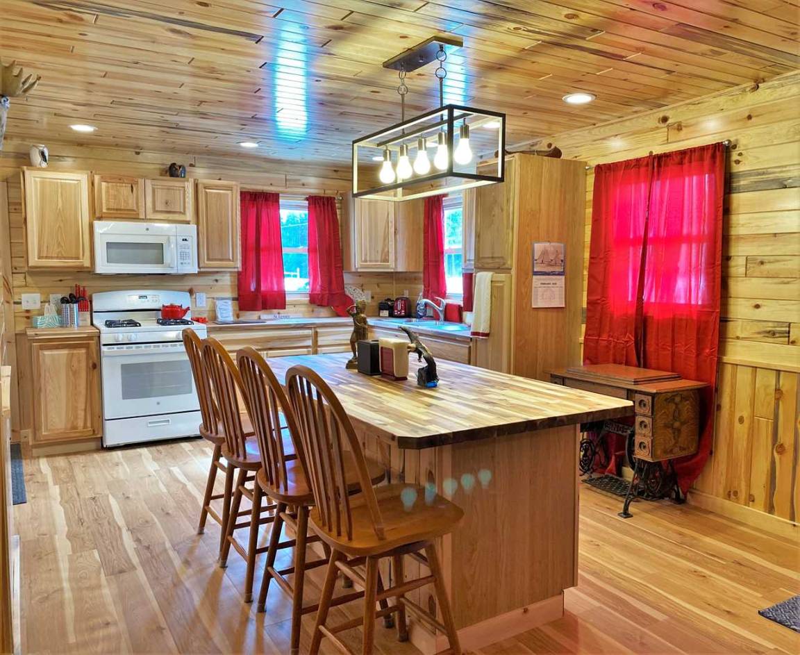 102 M² House ∙ 3 Bedrooms ∙ 9 Guests - St. Ignace, MI