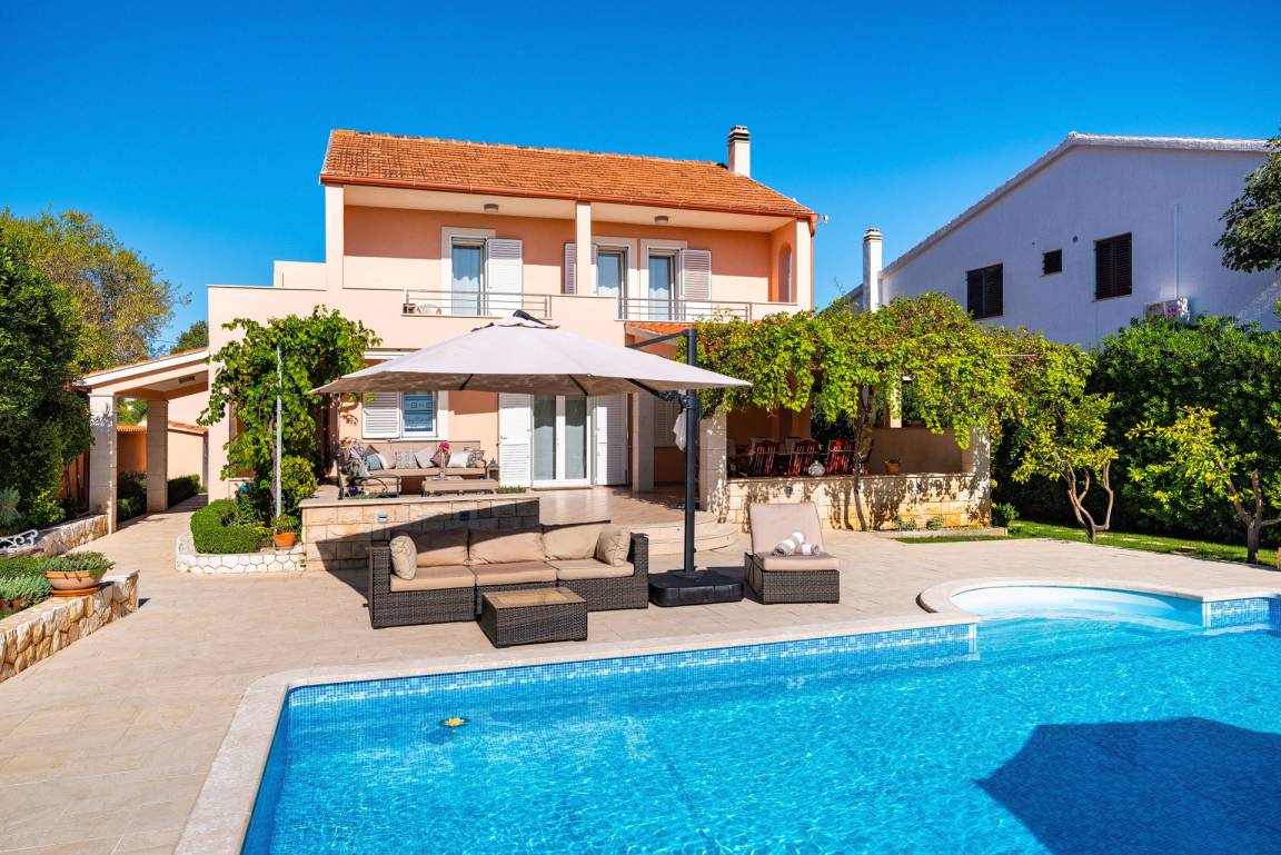 250 M² Villa ∙ 5 Makuuhuonetta ∙ 8 Vierasta - Vodice