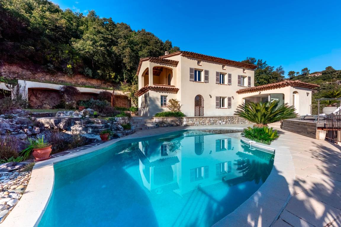220 M² Maison De Vacances ∙ 4 Chambres ∙ 9 Personnes - Montauroux