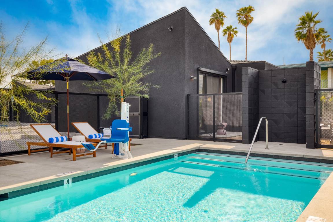 Hotel ∙ 4 Bedrooms ∙ 10 Guests - Palm Springs, CA
