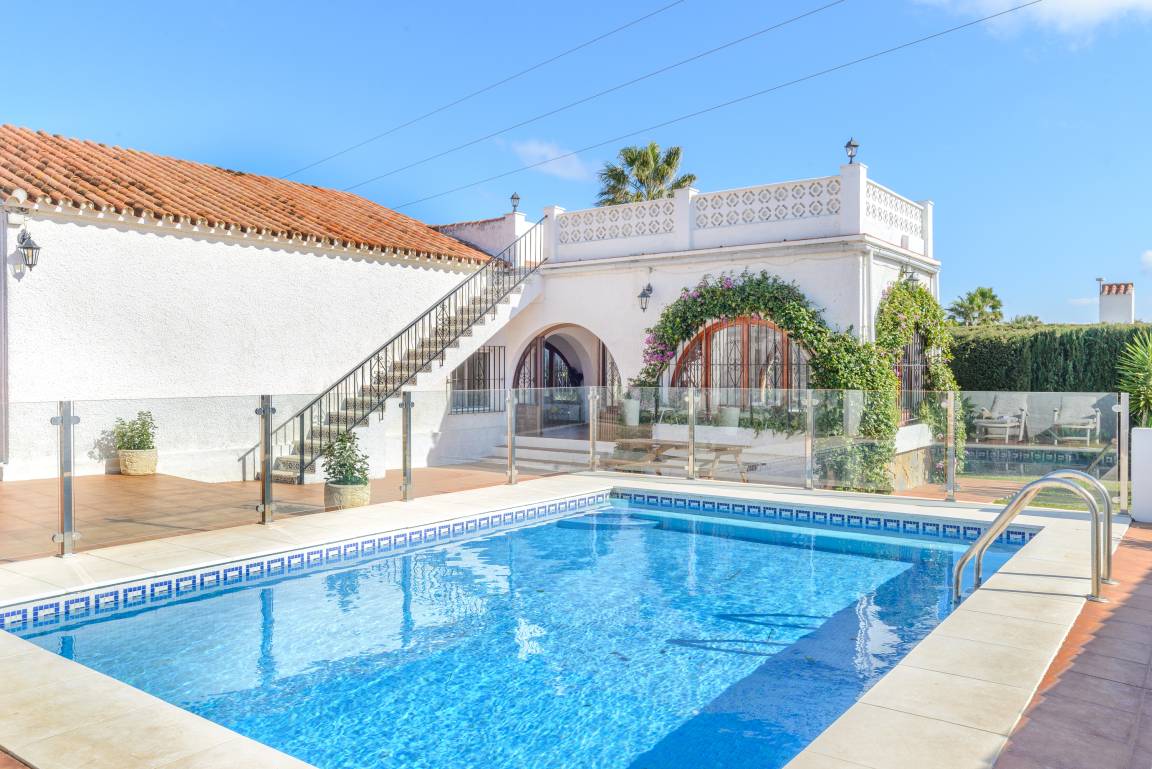 150 M² Villa ∙ 3 Bedrooms ∙ 6 Guests - Manilva