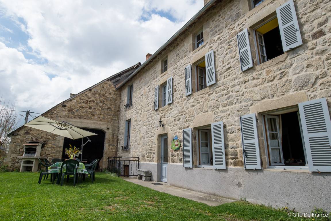 135 M² Gîte ∙ 3 Bedrooms ∙ 9 Guests - Auvergne