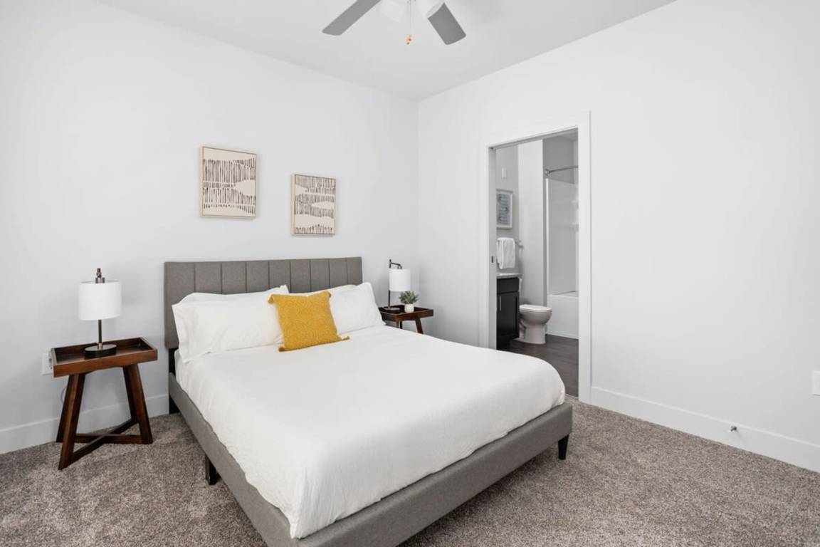 Apartment ∙ 2 Bedrooms ∙ 4 Guests - Zionsville, IN