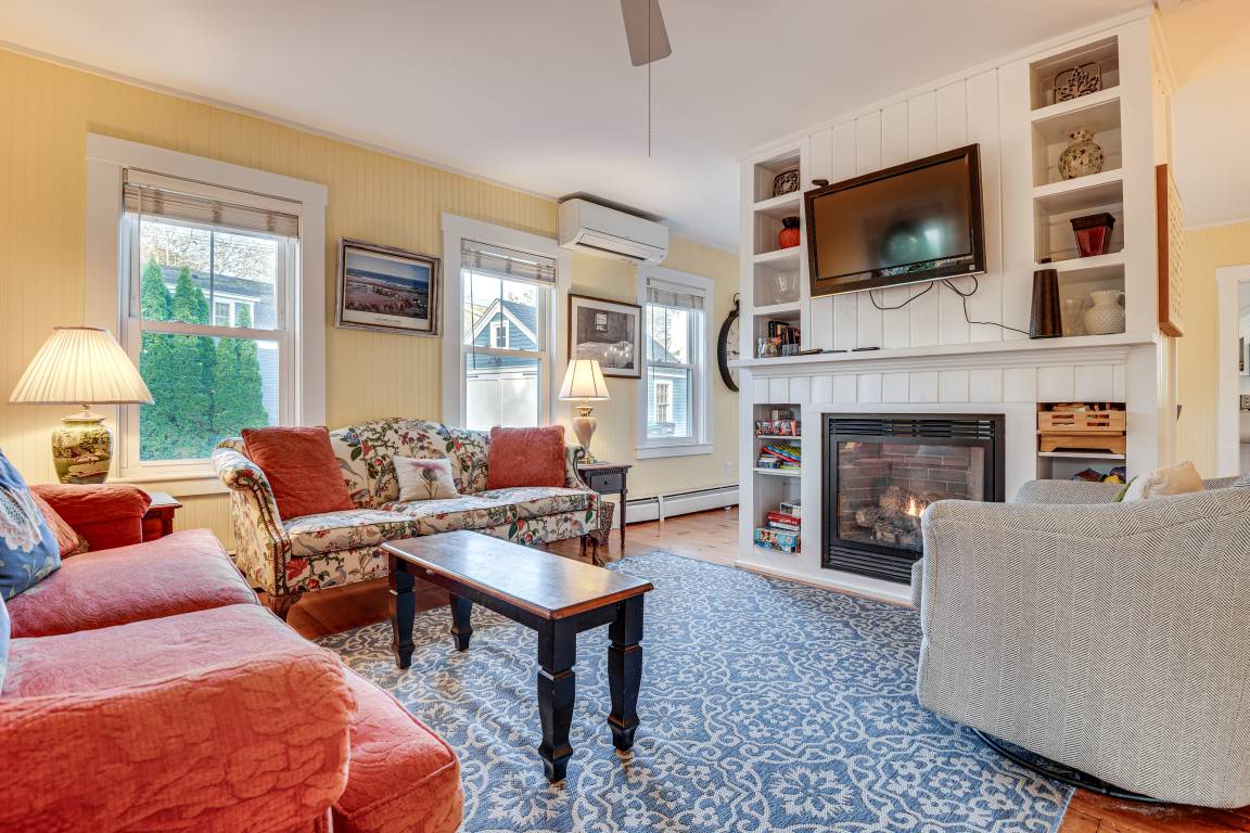 102 M² Cottage ∙ 2 Bedrooms ∙ 4 Guests - New England