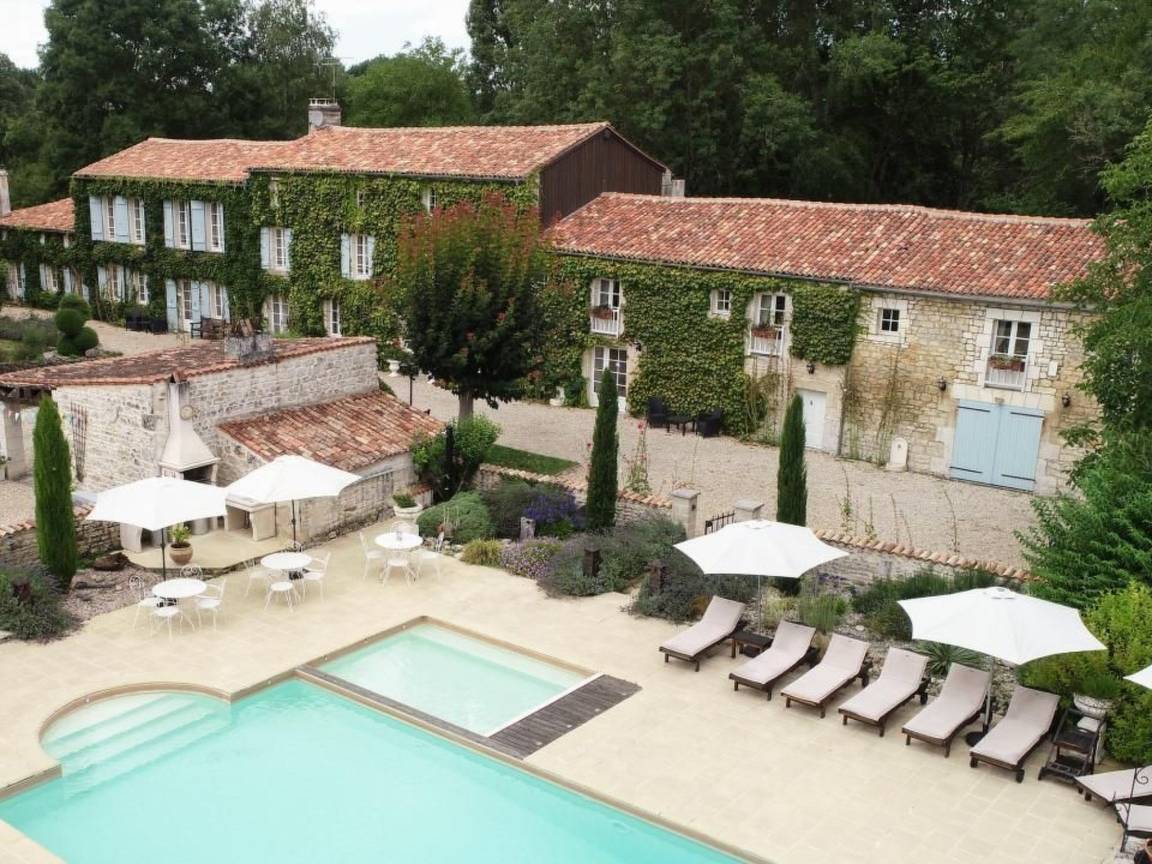 600 M² Maison De Vacances ∙ 10 Chambres ∙ 24 Personnes - Saintes