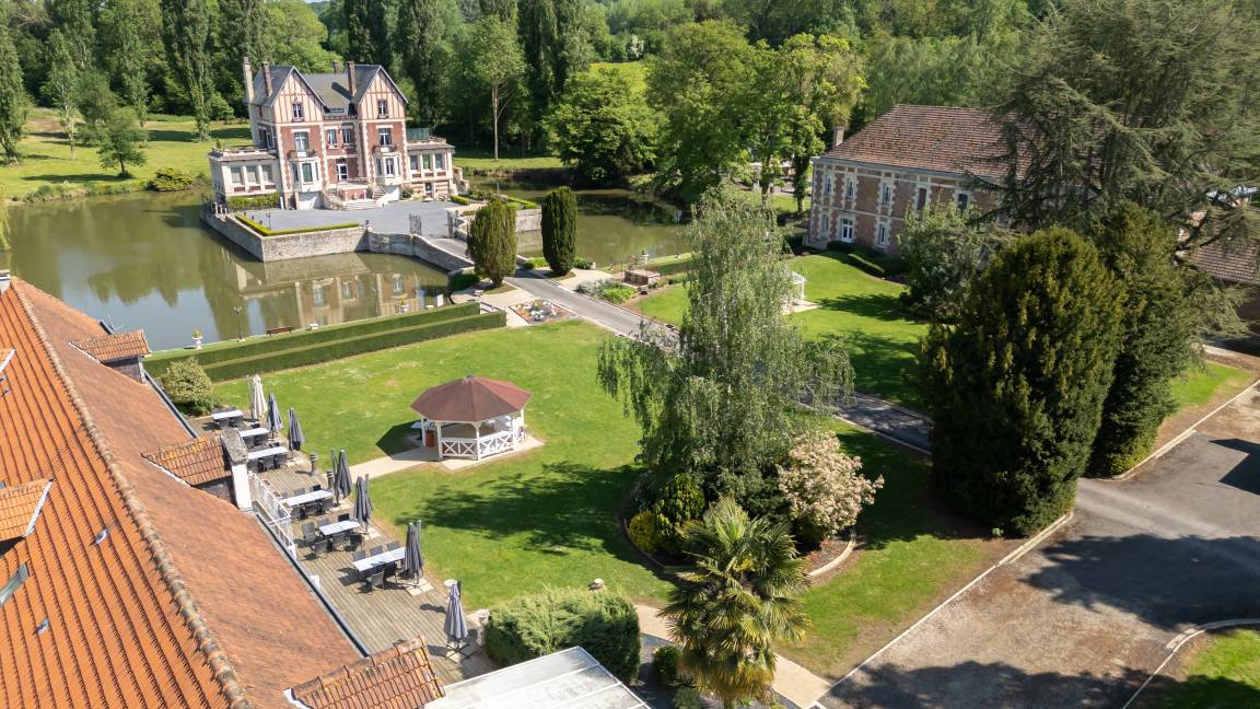 1000 M² Gîte ∙ 21 Bedrooms ∙ 52 Guests - Noyon