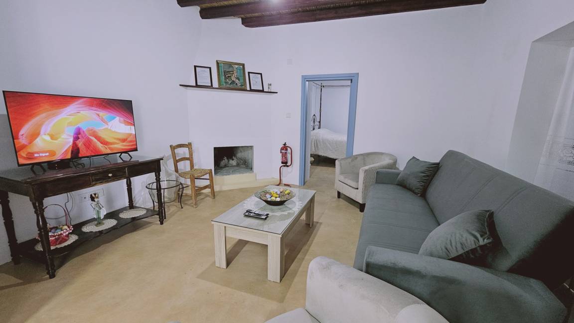 90 M² House ∙ 2 Bedrooms ∙ 5 Guests - Полис