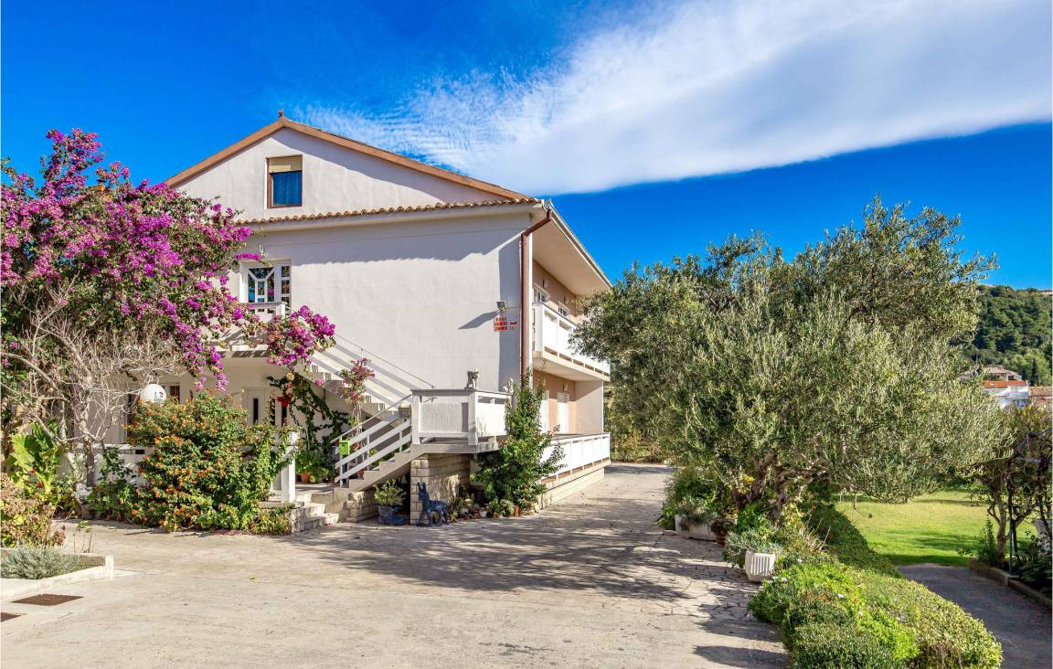 100 M² Apartment ∙ 4 Bedrooms ∙ 8 Guests - Rab