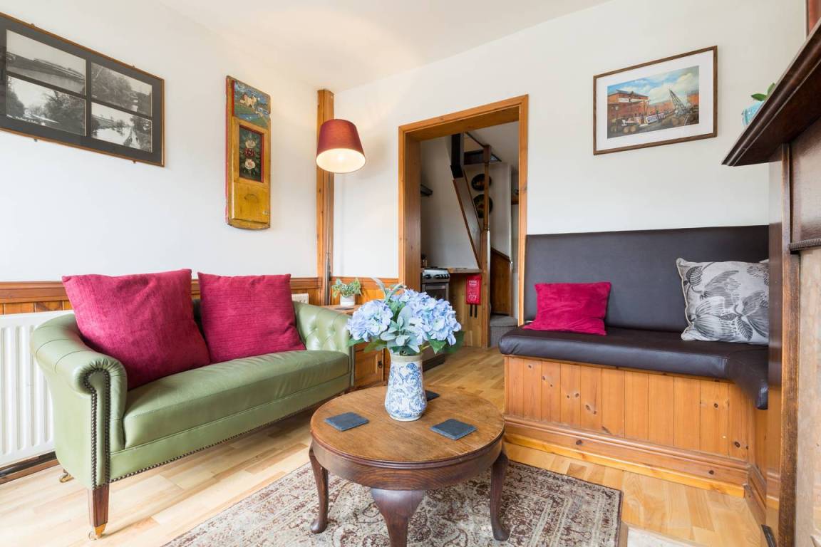 House ∙ 2 Bedrooms ∙ 4 Guests - Warwick