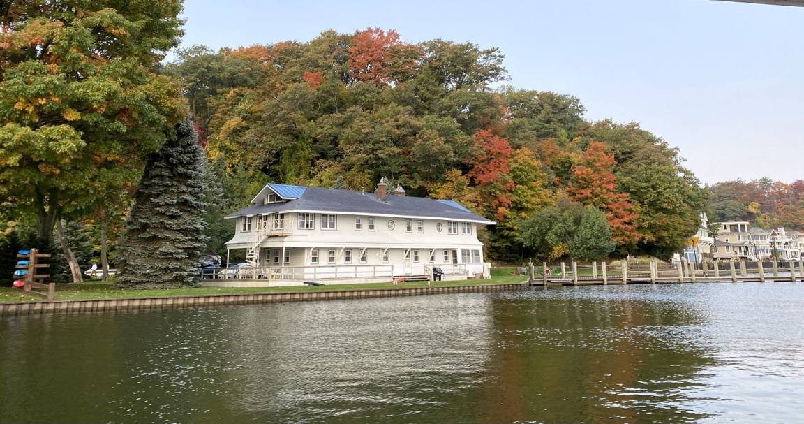 House ∙ 6 Bedrooms ∙ 14 Guests - Holland, MI