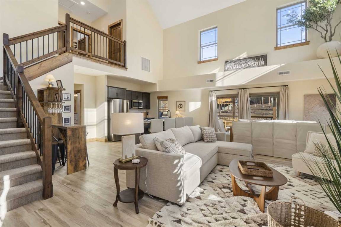 Cabin ∙ 4 Bedrooms ∙ 12 Guests - Branson, MO