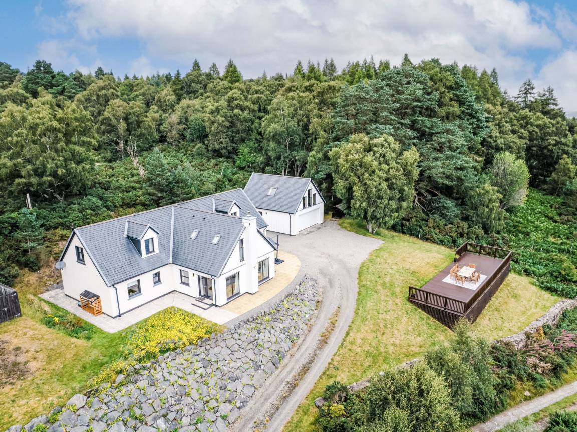 228 M² House ∙ 4 Bedrooms ∙ 7 Guests - Drumnadrochit
