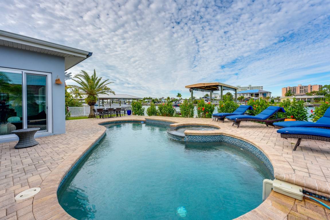 297 M² House ∙ 4 Bedrooms ∙ 8 Guests - Dunedin, FL