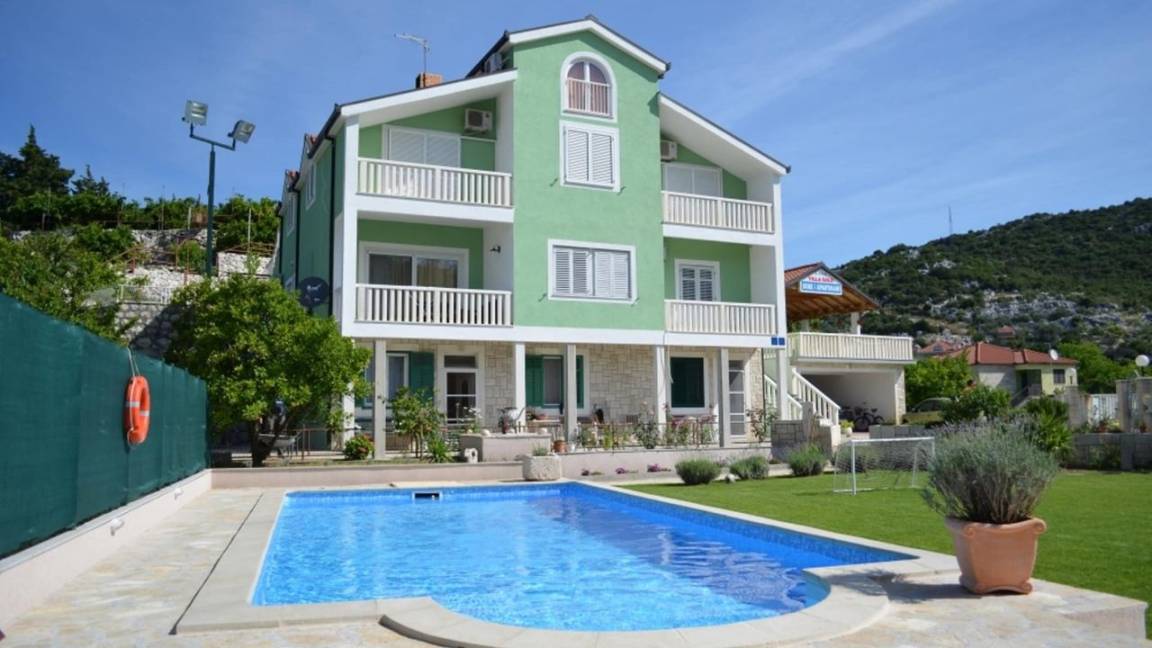 300 M² Huis ∙ 10 Slaapkamers ∙ 22 Gasten - Kroatië