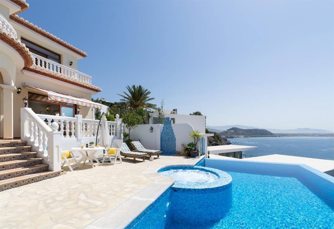 267 M² Villa ∙ 4 Bedrooms ∙ 8 Guests - Salobreña