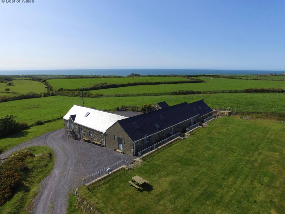 Cottage ∙ 16 Bedrooms ∙ 18 Guests - North Wales