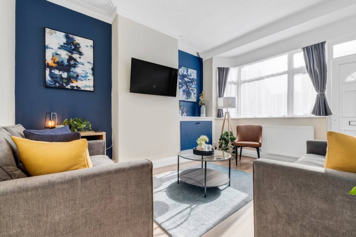 80 M² House ∙ 2 Bedrooms ∙ 4 Guests - Leicester