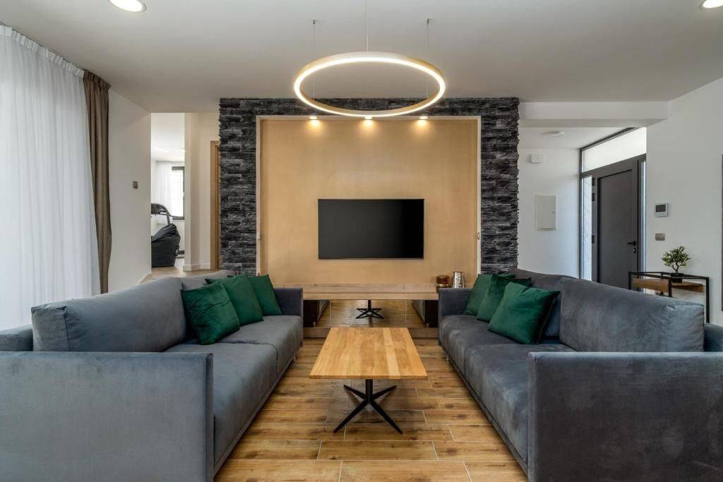 300 M² Talo ∙ 4 Makuuhuonetta ∙ 10 Vierasta - Omiš