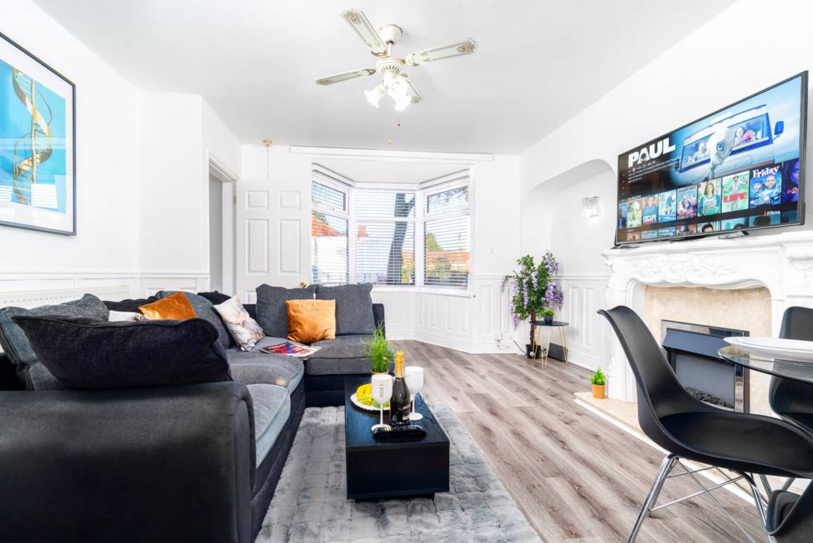 186 M² Apartment ∙ 3 Bedrooms ∙ 5 Guests - Solihull