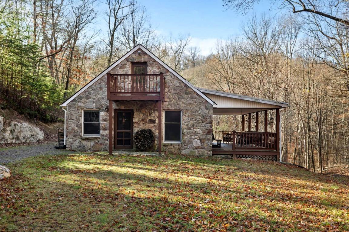 House ∙ 2 Bedrooms ∙ 8 Guests - Berkeley Springs, WV