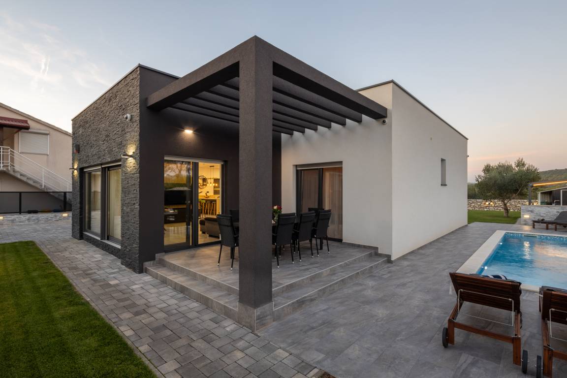 181 M² Villa ∙ 3 Bedrooms ∙ 6 Guests - Šibenik