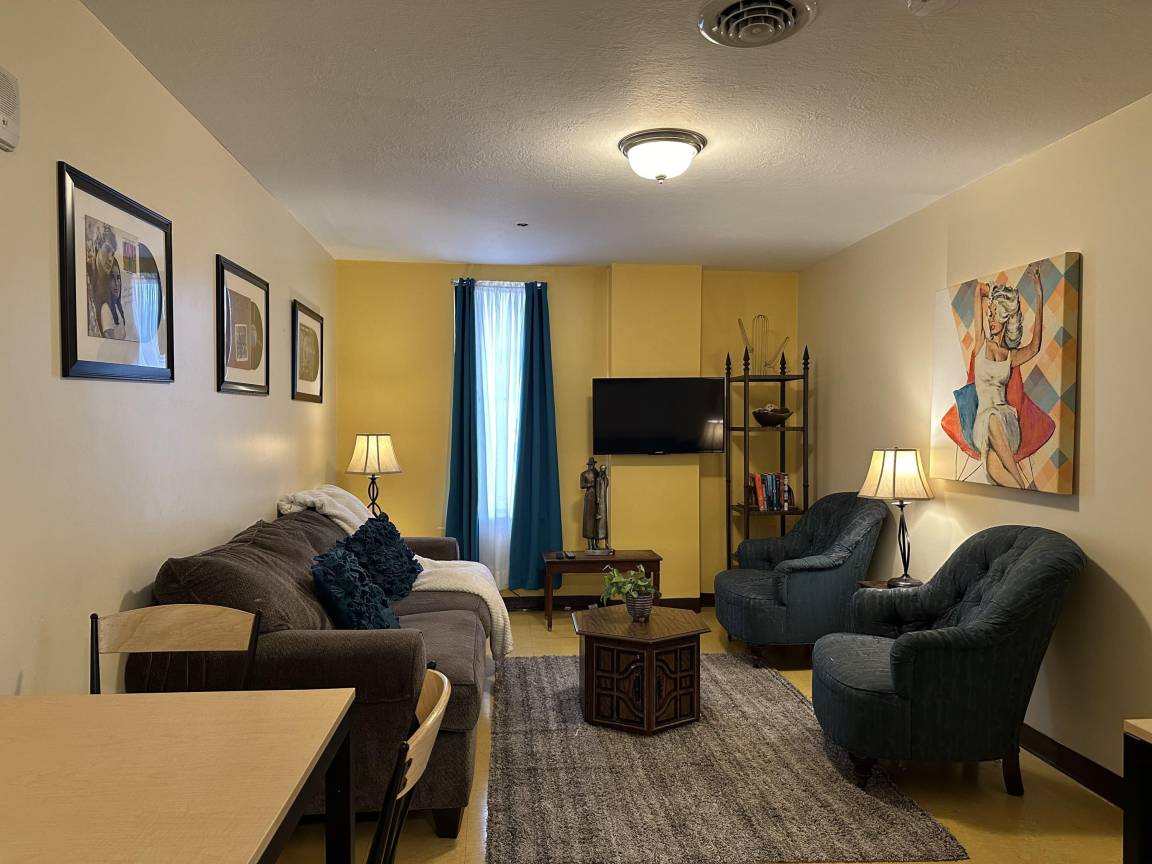 Apartment ∙ 2 Bedrooms ∙ 4 Guests - Pittsburgh, PA