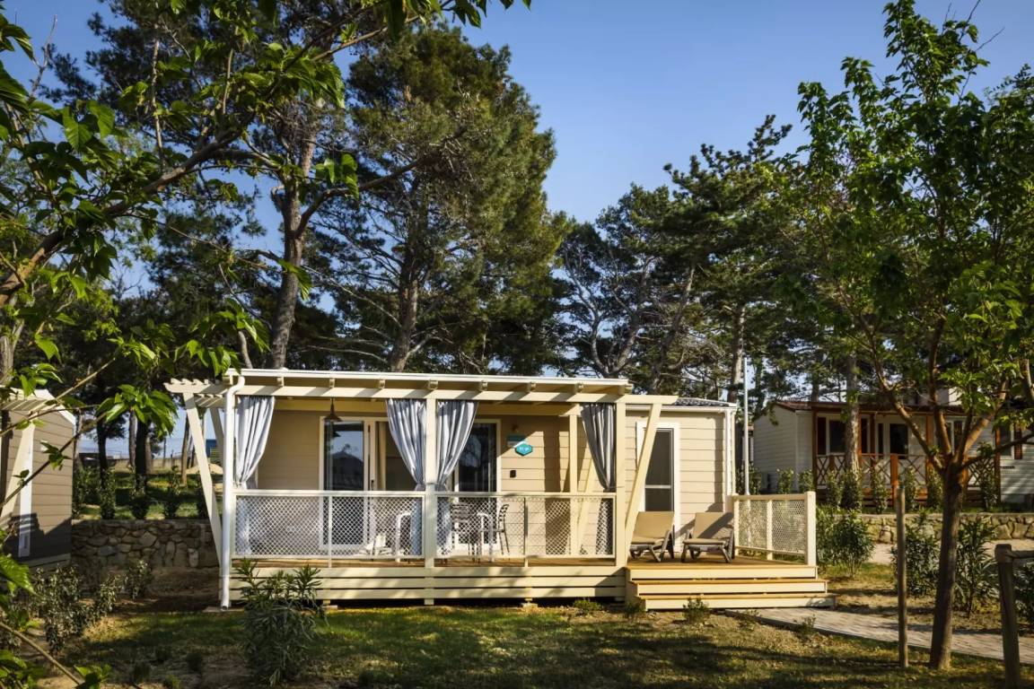 32 M² Mobilheim ∙ 2 Schlafzimmer ∙ 4 Gäste - Rab