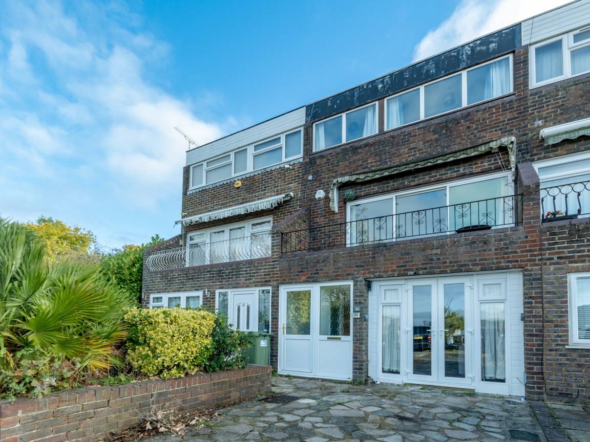 149 M² House ∙ 4 Bedrooms ∙ 8 Guests - Basildon