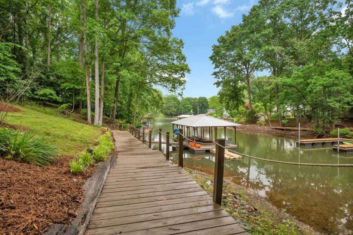 Apartment ∙ 7 Bedrooms ∙ 15 Guests - Davidson, NC