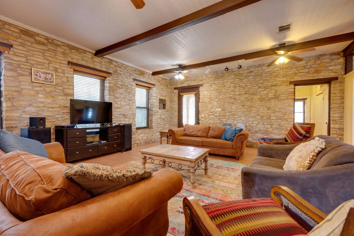 473 M² House ∙ 5 Bedrooms ∙ 16 Guests - San Marcos, TX