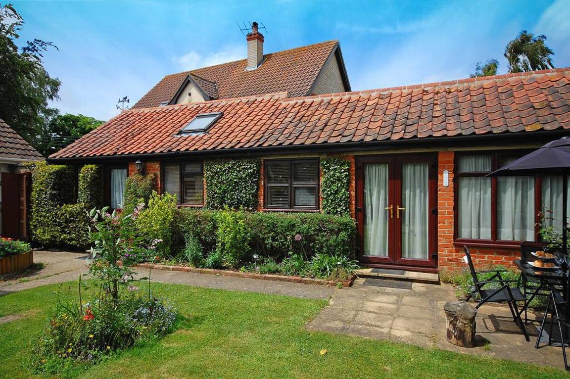 House ∙ 2 Bedrooms ∙ 4 Guests - Woodbridge