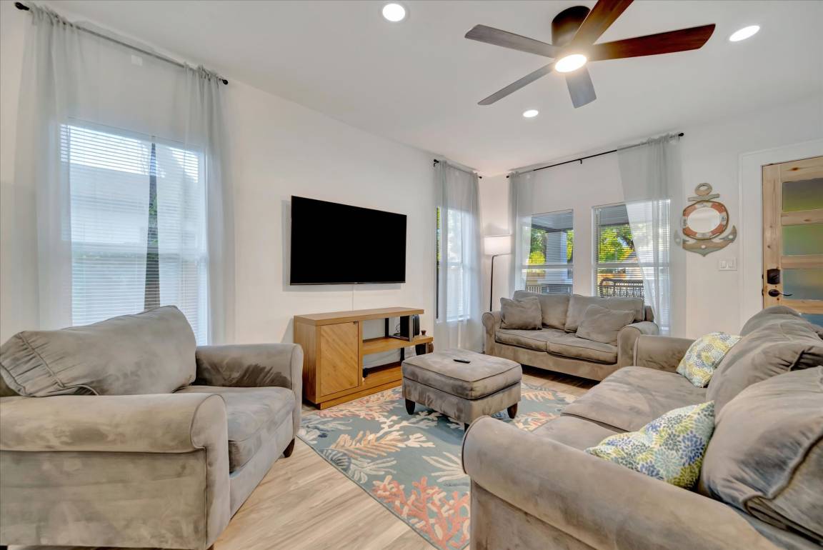 House ∙ 2 Bedrooms ∙ 4 Guests - St. Petersburg, FL