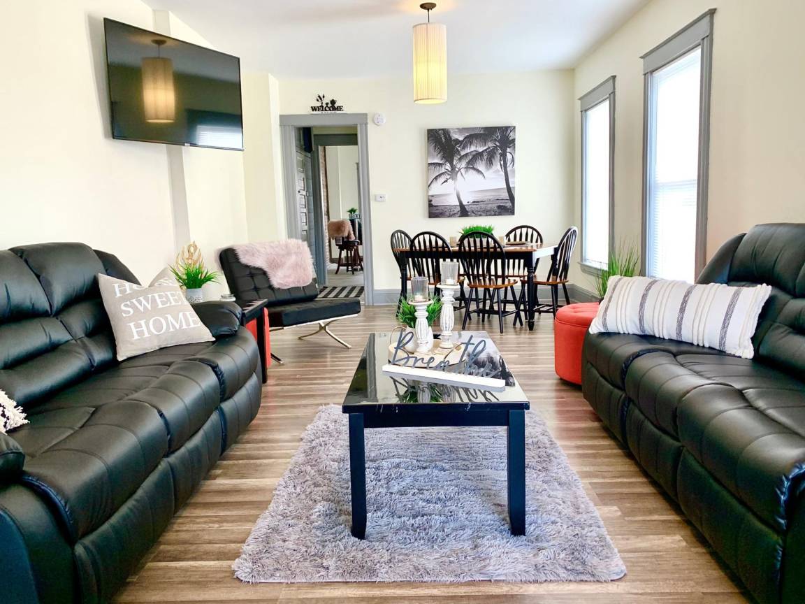 House ∙ 10 Bedrooms ∙ 19 Guests - Niagara Falls, NY