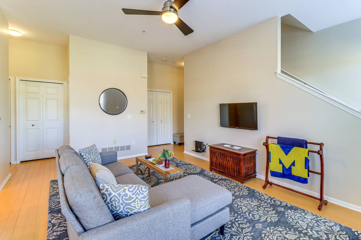 123 M² Apartment ∙ 2 Bedrooms ∙ 6 Guests - Livonia, MI