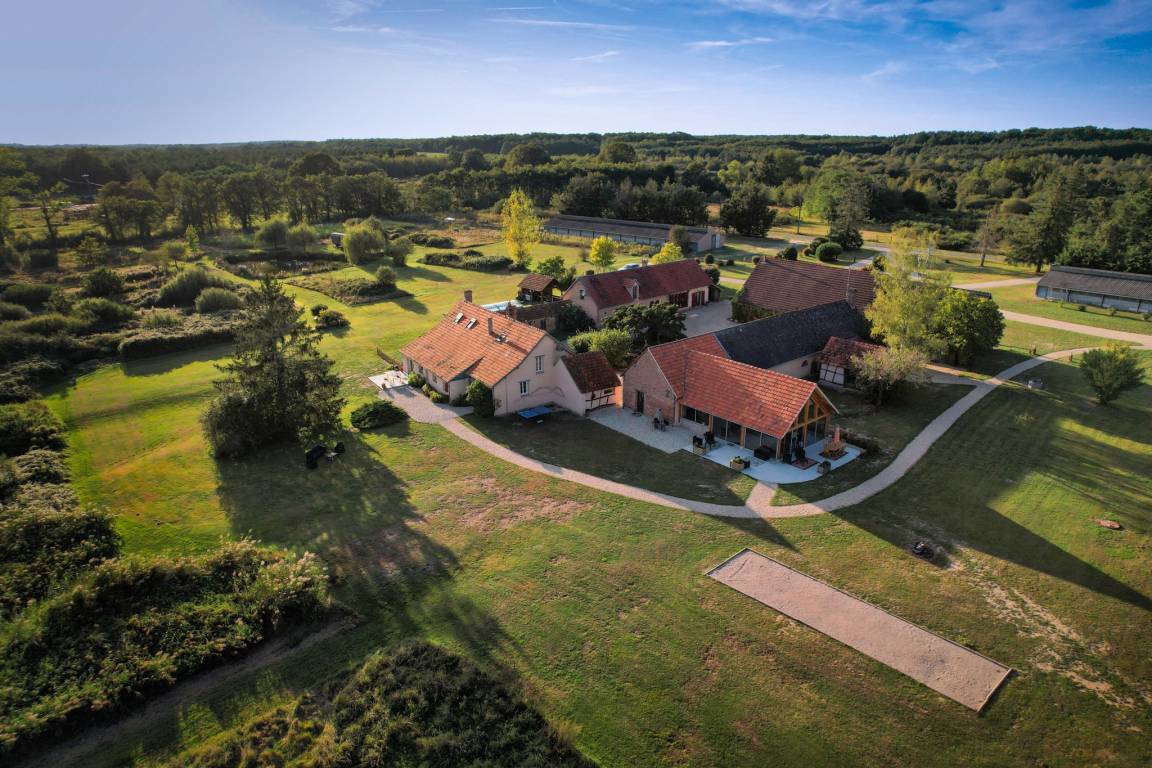 300 M² Maison De Campagne ∙ 8 Chambres ∙ 40 Personnes - Lamotte-Beuvron