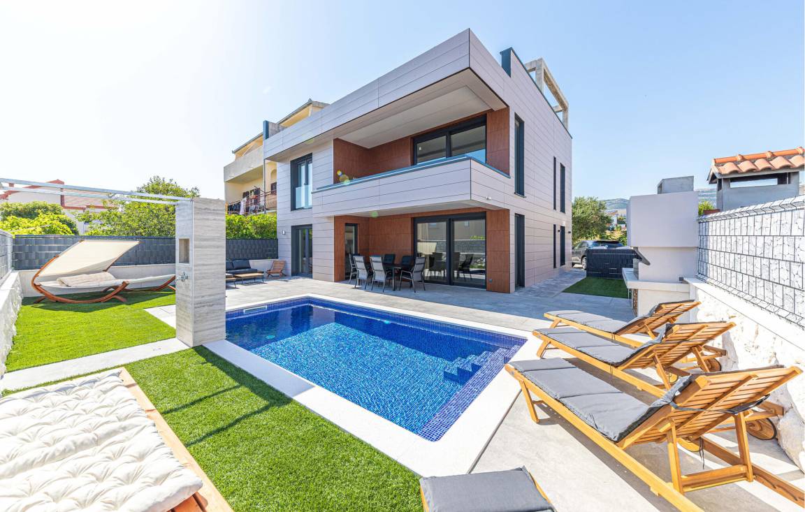148 M² House ∙ 5 Bedrooms ∙ 12 Guests - Split
