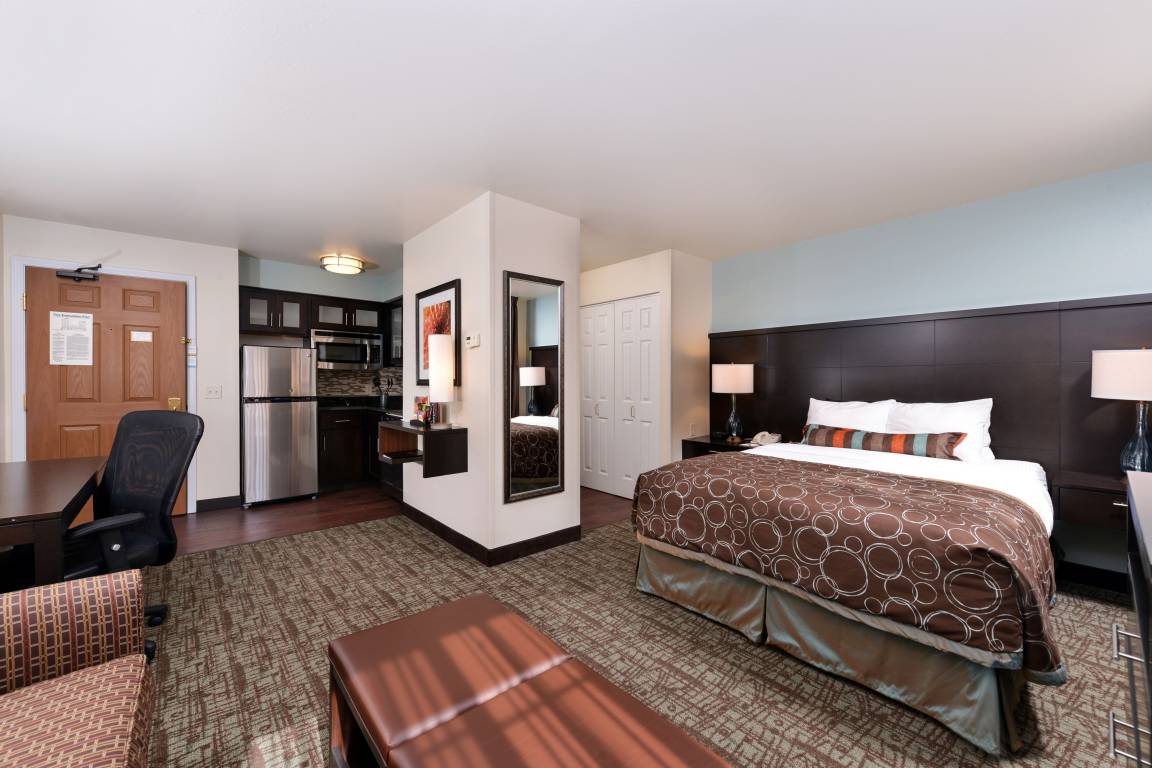 Studio Flat ∙ 1 Bedroom ∙ 4 Guests - Sioux Falls, SD