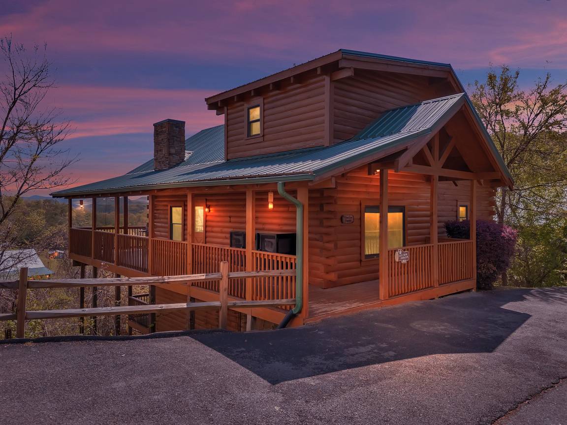 Cabin ∙ 4 Bedrooms ∙ 12 Guests - Pigeon Forge, TN