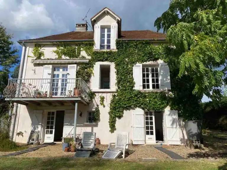 152 M² House ∙ 4 Bedrooms ∙ 8 Guests - Fleurac