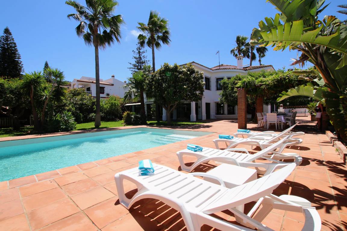 350 M² Villa ∙ 4 Bedrooms ∙ 10 Guests - Alhaurín de la Torre