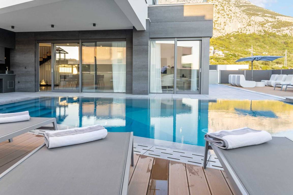 490 M² Villa ∙ 6 Bedrooms ∙ 14 Guests - Makarska