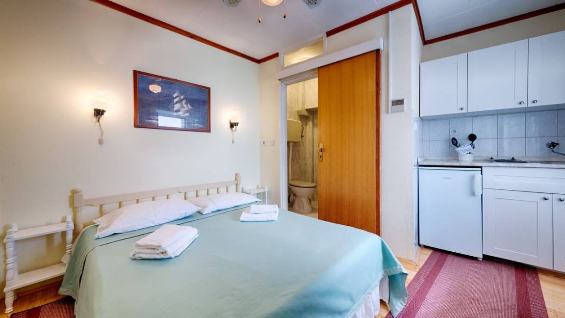 11 M² Hotel ∙ 1 Camera Da Letto ∙ 2 Ospiti - Comisa