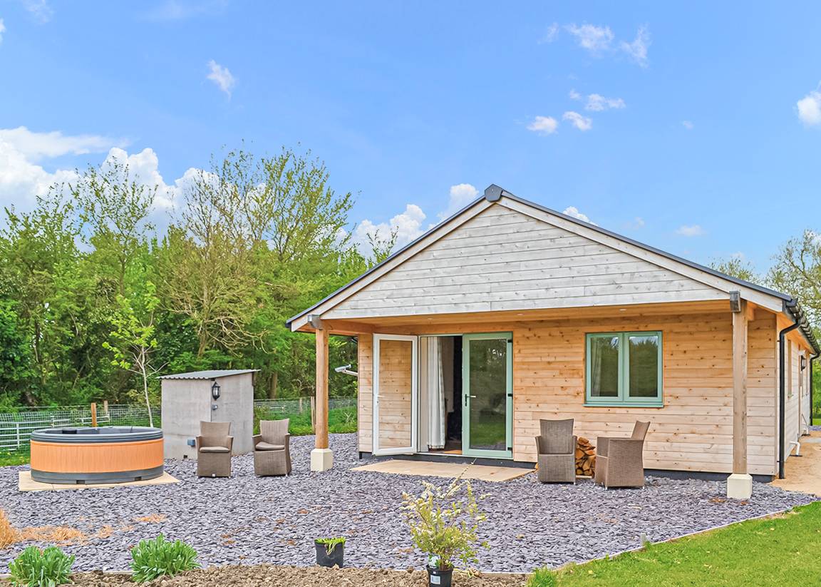 Chalet ∙ 3 Bedrooms ∙ 6 Guests - Banwell Castle