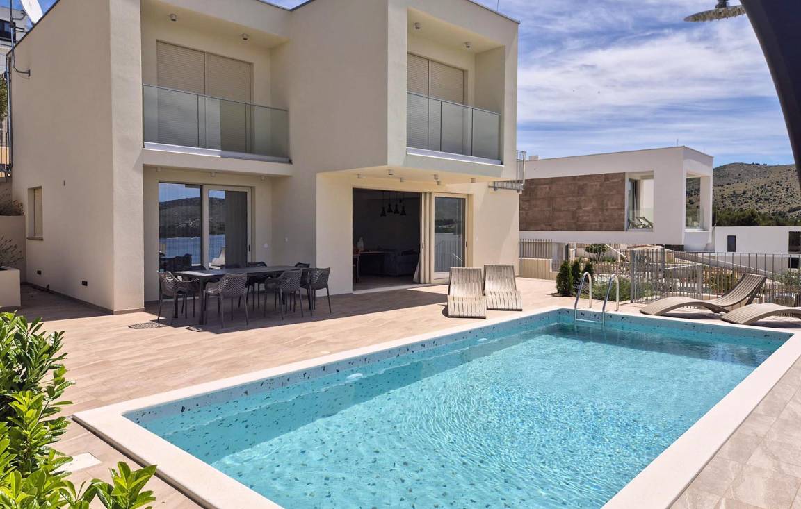 180 M² Talo ∙ 3 Makuuhuonetta ∙ 8 Vierasta - Primošten