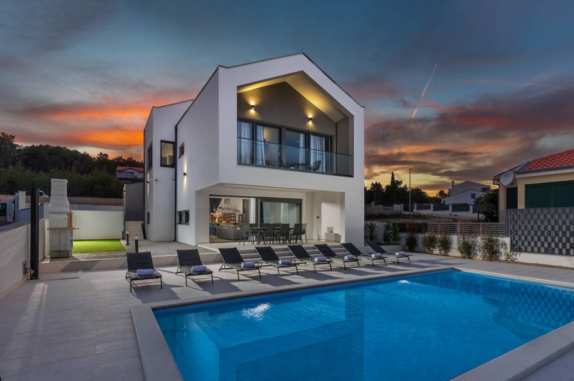 272 M² Villa ∙ 4 Bedrooms ∙ 8 Guests - Obrovac